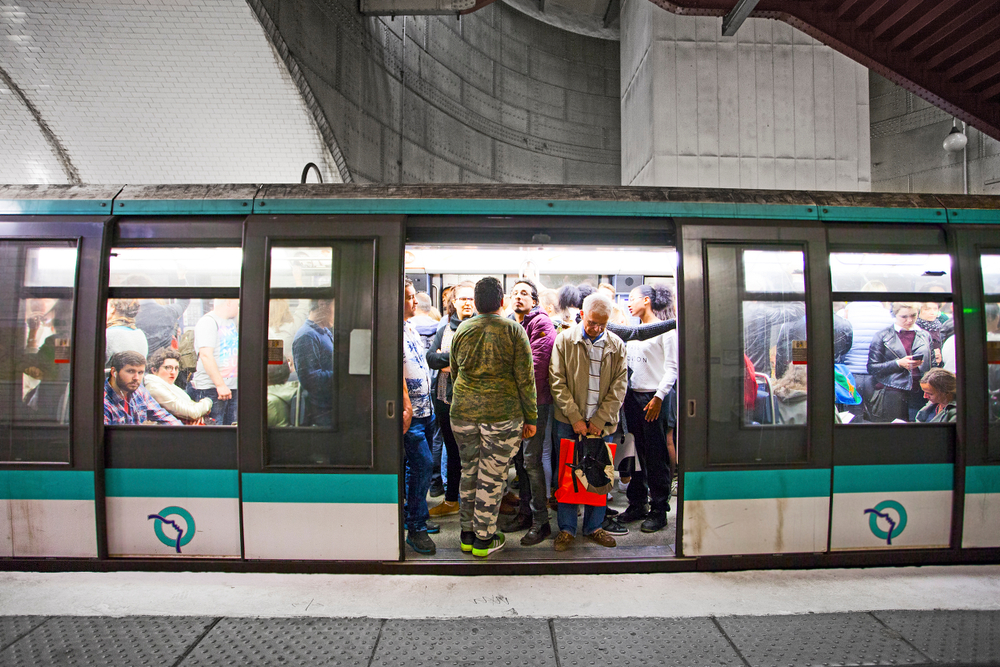 How to Avoid Pickpockets in Paris - Frenchly