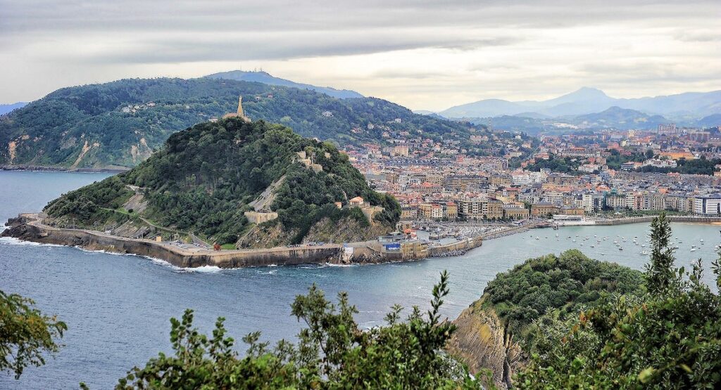 11 Must-Visit Towns in French Basque Country - Frenchly